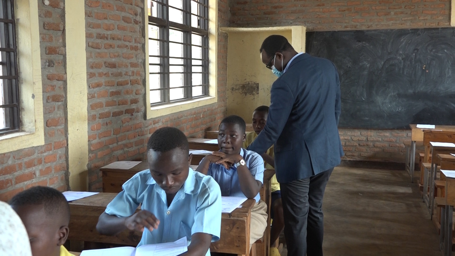 Minisitiri TWAGIRAYEZU yasabye ababyeyi guha umwanya abanyeshuli ...